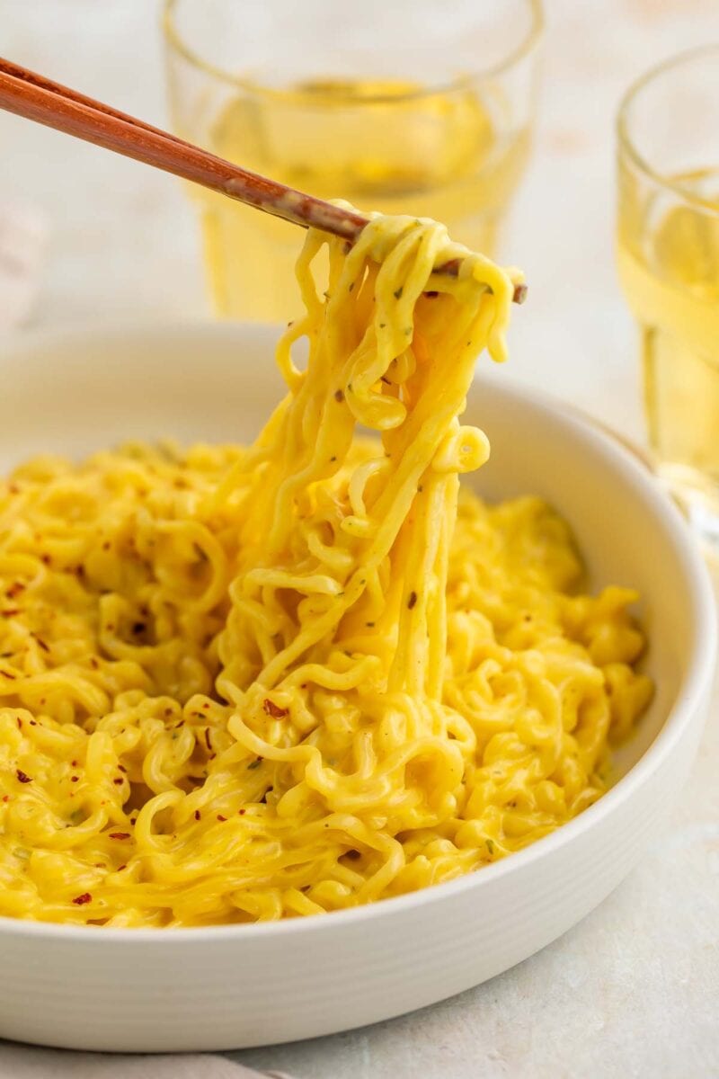 Easy Cheesy Ramen Noodles (Stovetop or Microwave) - Easy Cheap Recipes